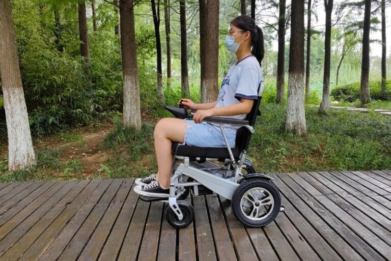 How to Collapse a Wheelchair | Yveelt Medical